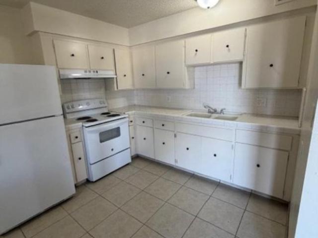 2 Br, 1 bath, Condo 3044 N Fruit Ave