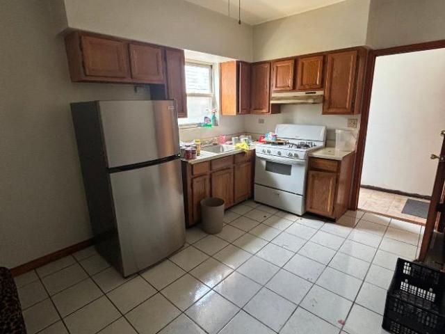 2 Br, 1 bath, Condo 3043 W Montrose Ave