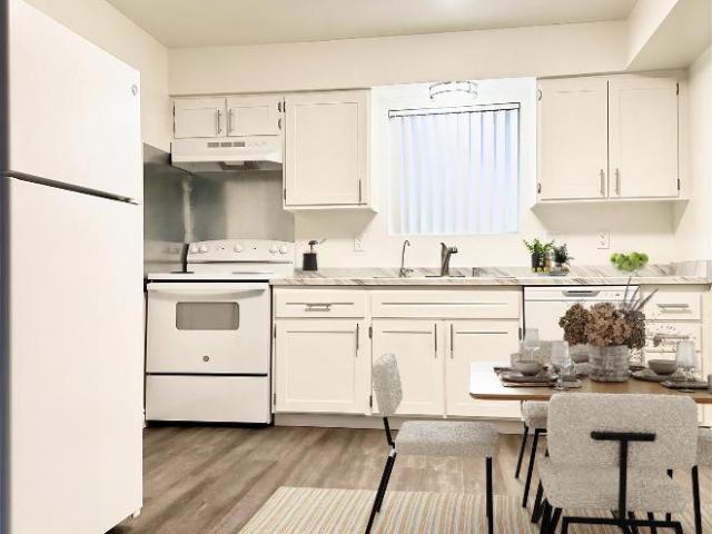 2 Br, 1 bath, Condo 305 W San Marcos Blvd