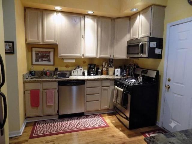 2 Br, 1 bath, Condo 3109 N Sheffield