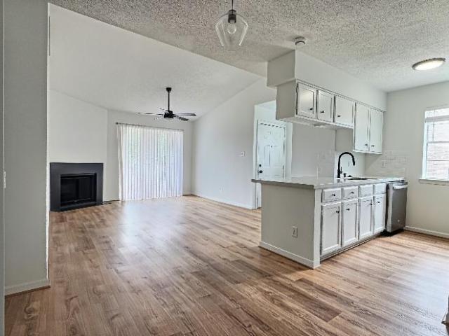 2 Br, 1 bath, Condo 3100 Jeanetta St