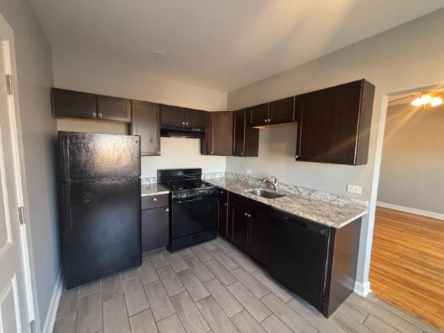 2 Br, 1 bath, Condo 3116 W 61st St