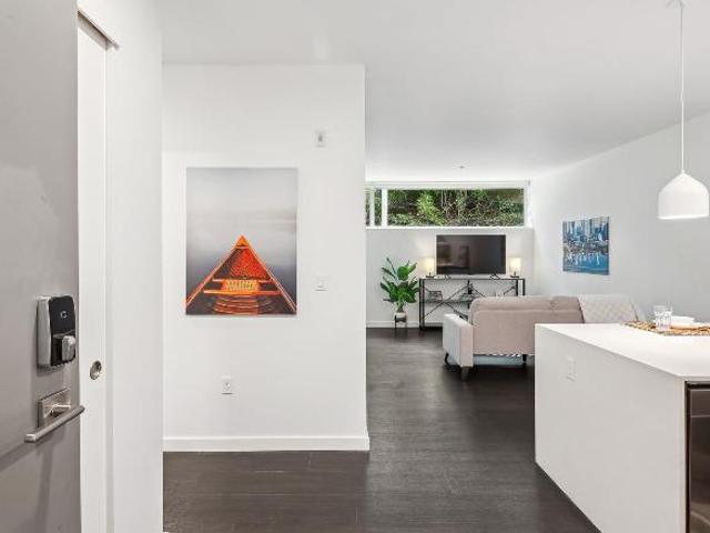 2 Br, 1 bath, Condo 3150 Fairview Ave E