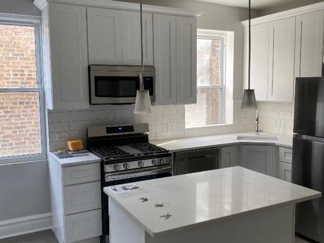 2 Br, 1 bath, Condo 3229 N Hamlin Ave