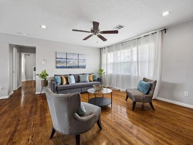 2 Br, 1 bath, Condo 3237 Rosedale St