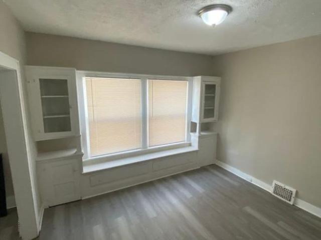 2 Br, 1 bath, Condo 3259 E 123 St