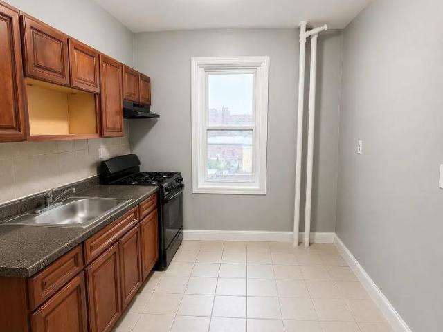 2 Br, 1 bath, Condo 328 Roseville Ave
