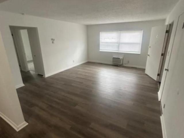 2 Br, 1 bath, Condo 33170 Aurora Road