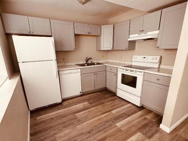 2 Br, 1 bath, Condo 3310 Cochran Dr
