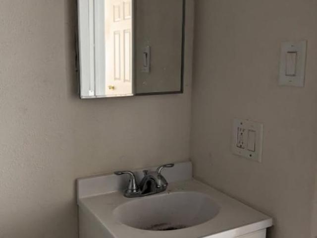 2 Br, 1 bath, Condo 3332 Drew St