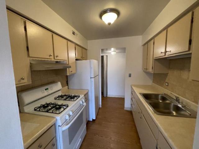 2 Br, 1 bath, Condo 338 N Green Bay Rd