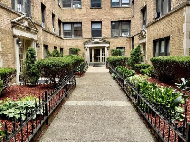 2 Br, 1 bath, Condo 3400 W Carmen Ave