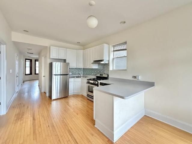 2 Br, 1 bath, Condo 3446 N Bell