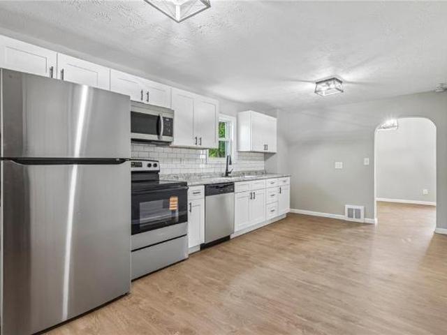 2 Br, 1 bath, Condo 3535 Erin Avenue