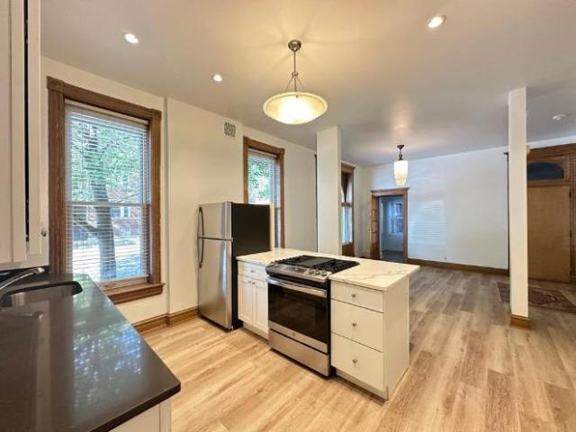 2 Br, 1 bath, Condo 3559 N Ashland