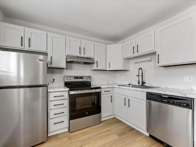 2 Br, 1 bath, Condo 3600 S Lowell Blvd