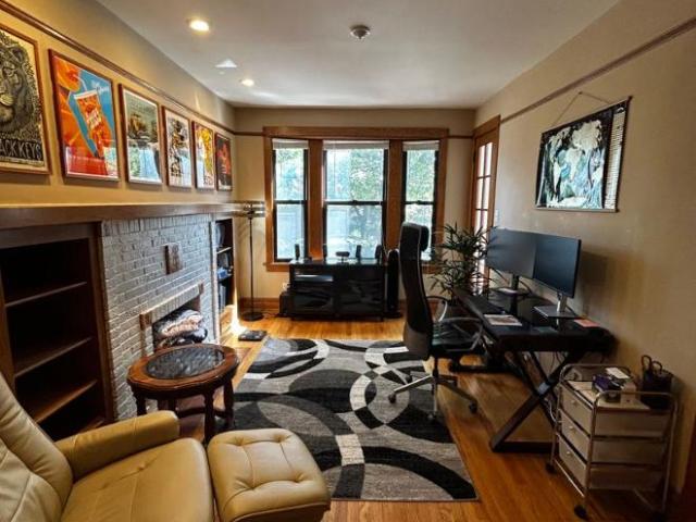 2 Br, 1 bath, Condo 3614 N Paulina