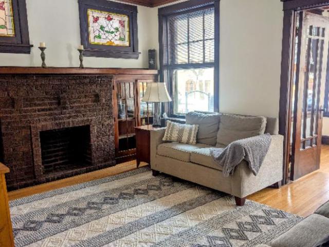 2 Br, 1 bath, Condo 3619 North Claremont Avenue