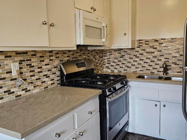 2 Br, 1 bath, Condo 3701 Emerald St
