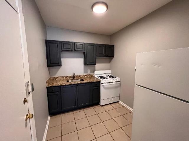 2 Br, 1 bath, Condo 3723 W Grand