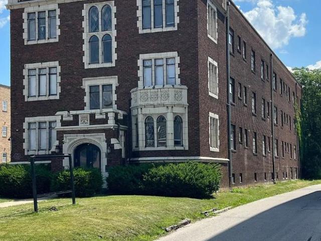 2 Br, 1 bath, Condo 3753 N Meridian Street