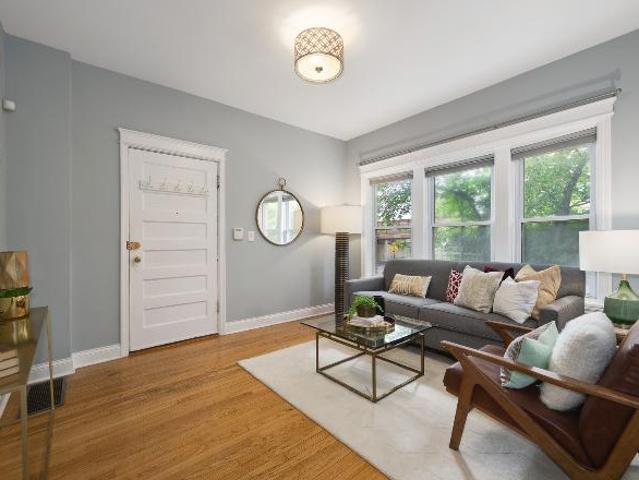 2 Br, 1 bath, Condo 3805 North Ravenswood