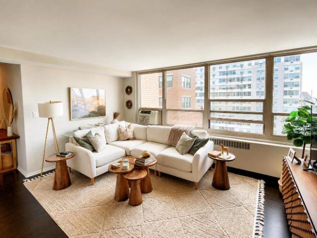 2 Br, 1 bath, Condo 3950 North Lake Shore Drive