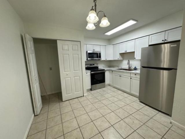 2 Br, 1 bath, Condo 3950 Se 19th Ave