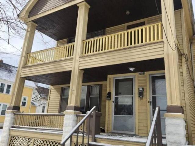 2 Br, 1 bath, Condo UP 2954 E 67th St
