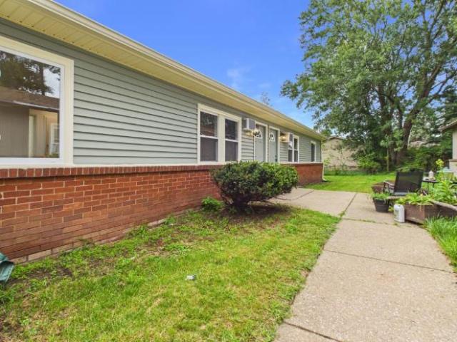 2 Br, 1 bath, Divided 1622 Merrill Ave