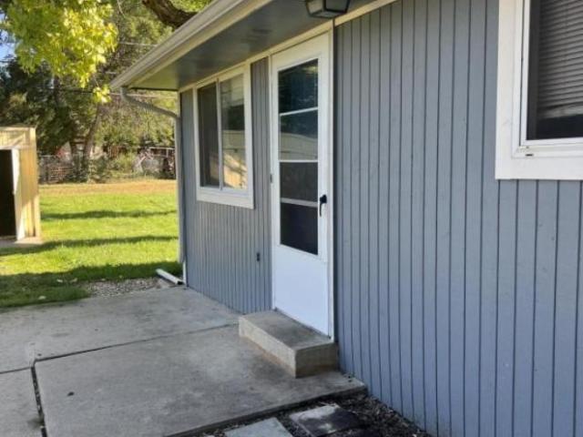 2 Br, 1 bath, Divided 1217 Redwood Dr