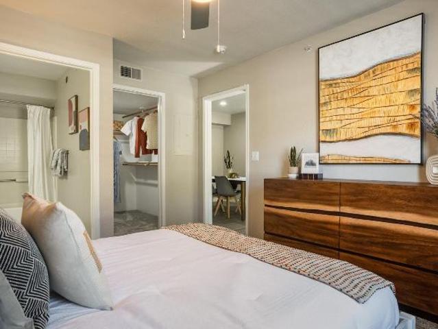 2 Br, 1 bath, Mid rise 10600 Cibola Loop NW