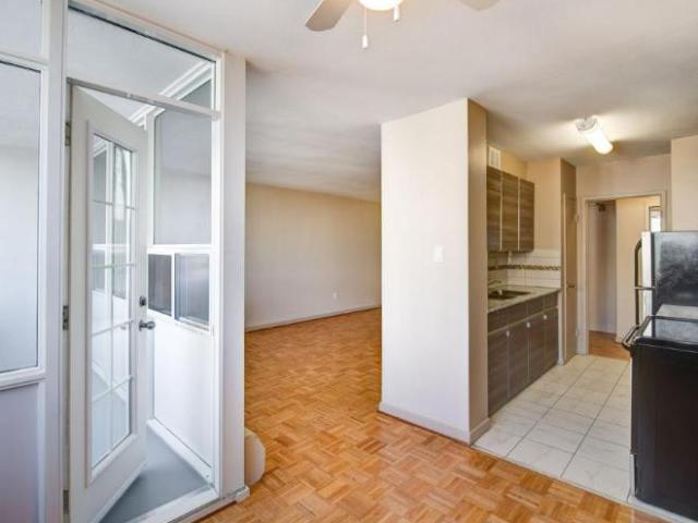 2 Br, 1 bath, Mid rise 33 Holly St