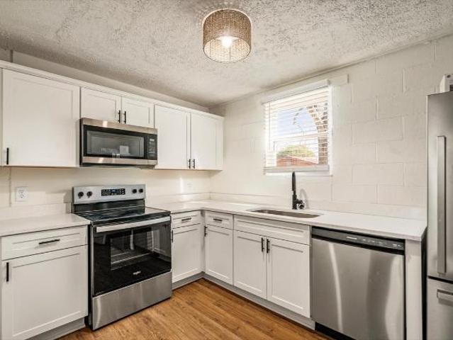 2 Br, 1 bath, Apartment 450 West Franklin Street