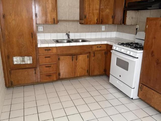 2 Br, 1 bath, Other 752 South G Street