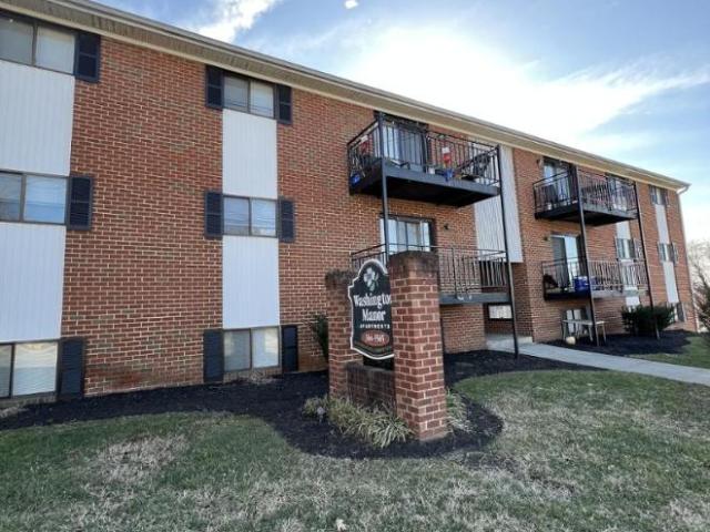 2 Br, 1 bath, Apartment 851 855 East Washington Ave
