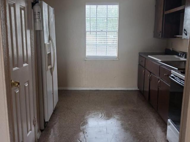 2 Br, 1 bath, Apartment 913 Athol Street