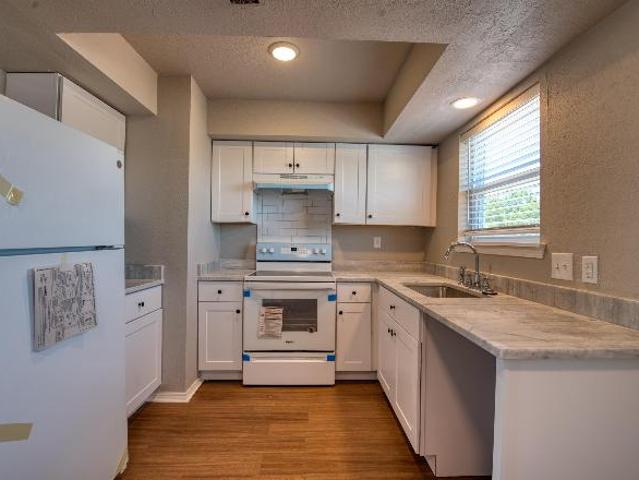 2 Br, 1 bath, Other 1001 E Main St