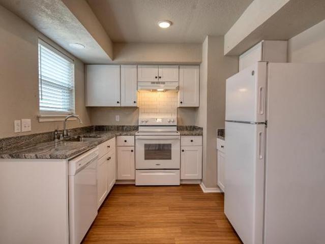2 Br, 1 bath, Other 1001 E Maint St