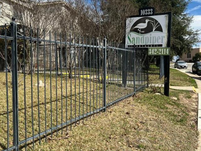 2 Br, 1 bath, Apartment 10333 Oasis St