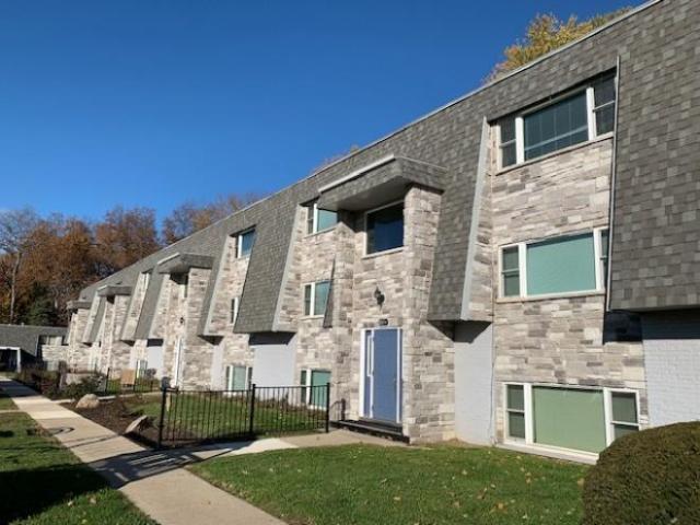 2 Br, 1 bath, Apartment 1103 Evans Avenue