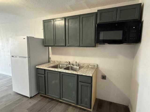 2 Br, 1 bath, Apartment 113 Houston Street