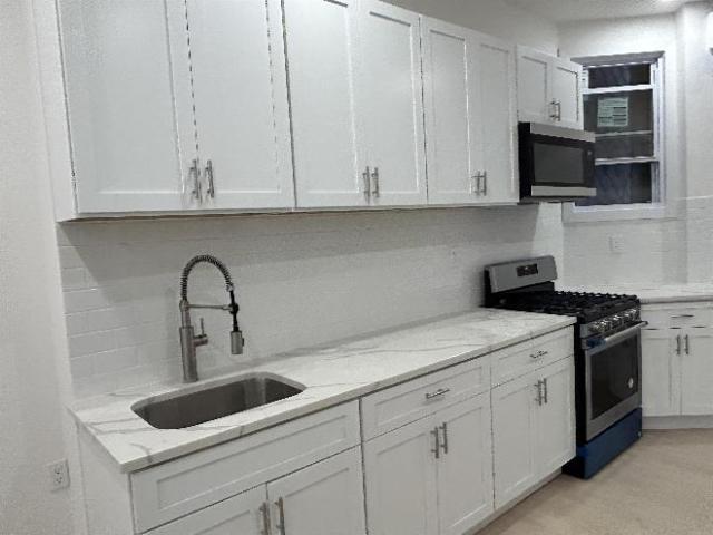 2 Br, 1 bath, Apartment 1191 1193 Summit Avenue