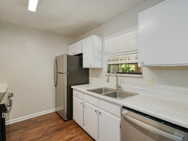 2 Br, 1 bath, Apartment 1332 Cherry Street