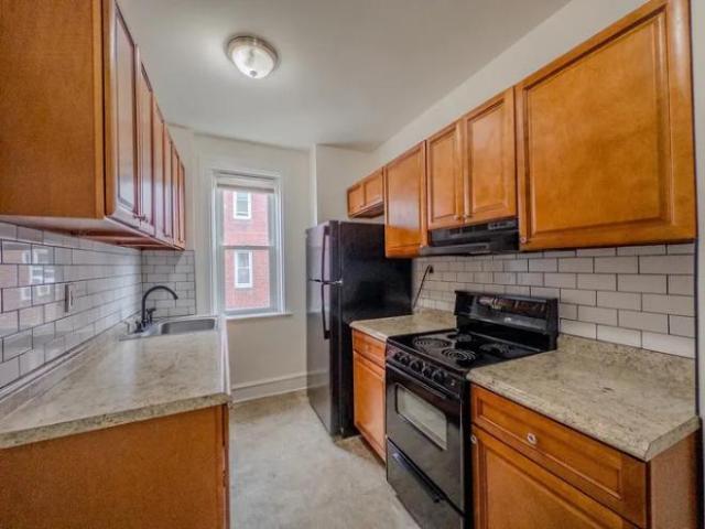 2 Br, 1 bath, Apartment 1512 Elmwood Ave