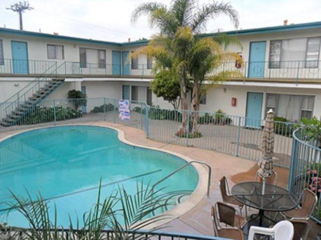 2 Br, 1 bath, Other 1818 El Segundo Blvd