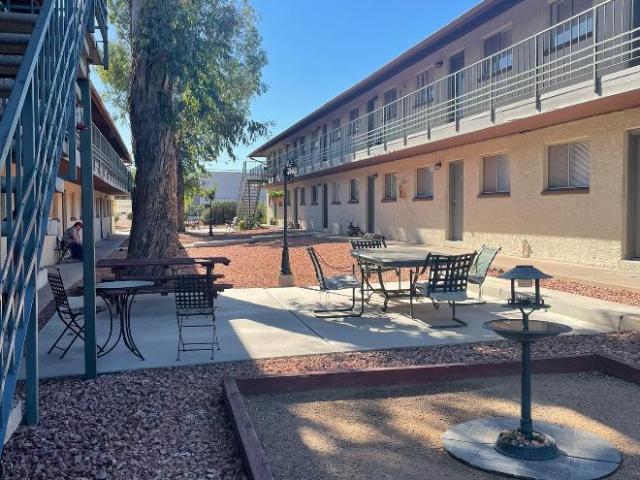 2 Br, 1 bath, Apartment 2002 E Sweetwater Avenue