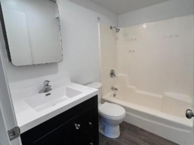 2 Br, 1 bath, Other 2022 Lawrence Avenue