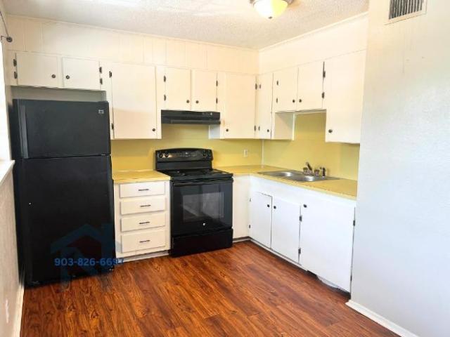 2 Br, 1 bath, Other 302 Houston Street