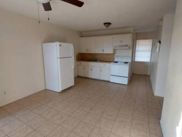 2 Br, 1 bath, Apartment 306 East Roberts Avenue